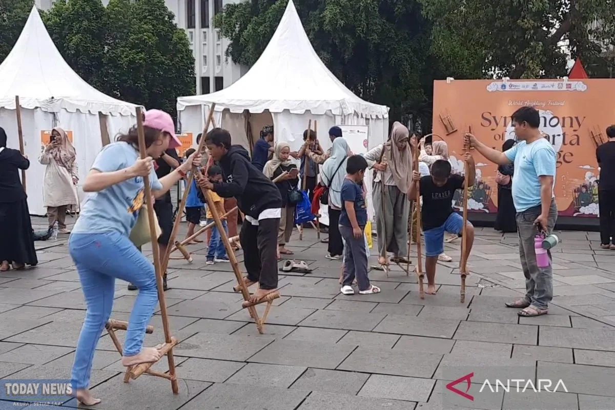 Permainan Egrang Jadi Daya Tarik World Angklung Day ke-15 - Todaynews.id